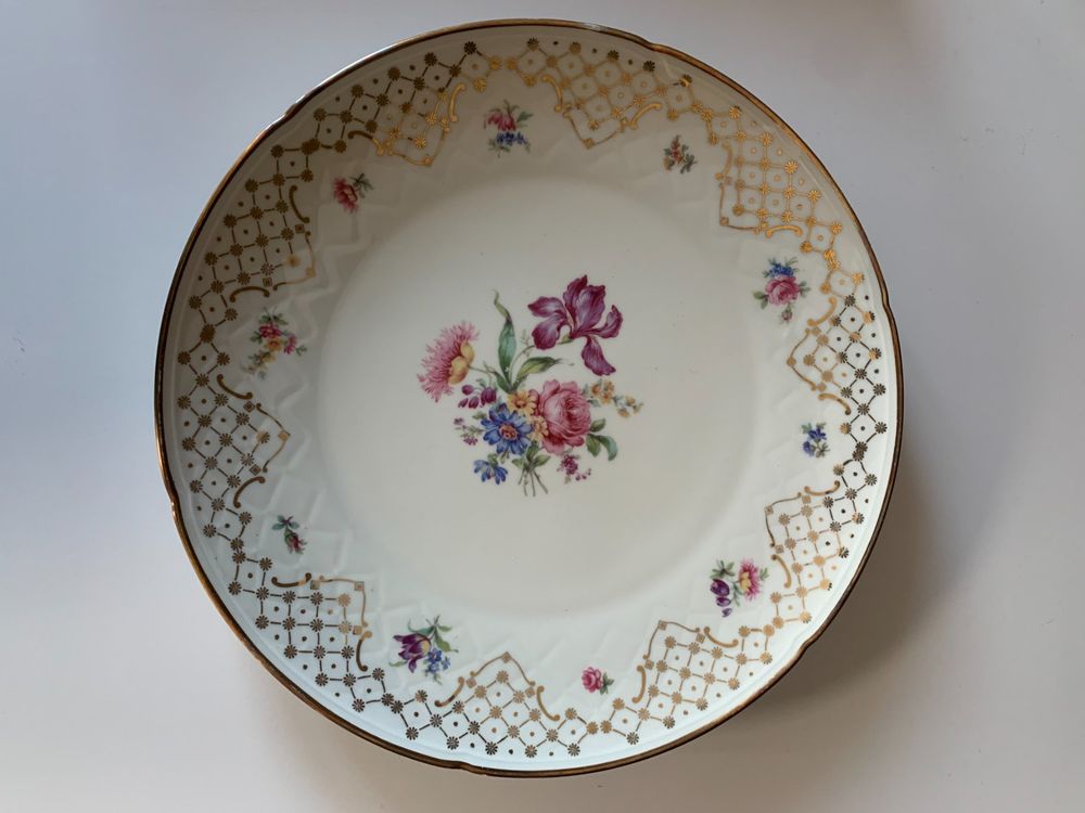 Zierteller aus Porzellan mit Malereien (Gebraucht) in Uznach für CHF 5 – mit Lieferung auf ...