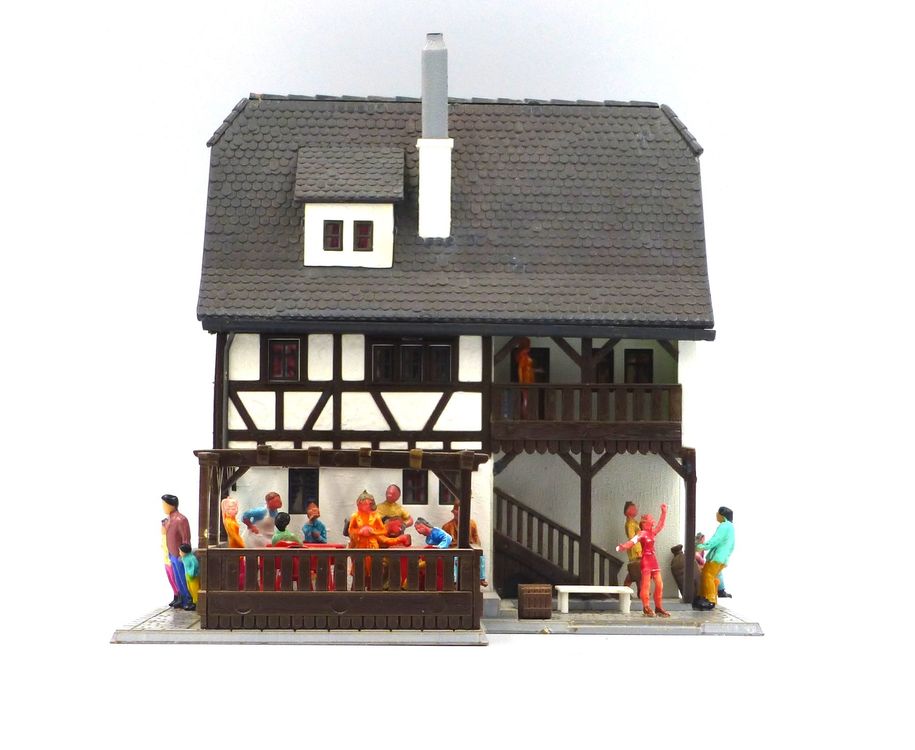Gebäude 4: Weinstube mit Figuren 1:87 H0 Faller B-933 (Gebraucht) in Mettmenstetten für CHF 14 ...