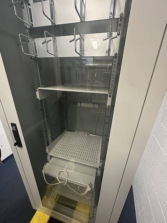 IT-Serverschrank / Rackschrank mit Glastür und Zubehör (Gebraucht) in ...