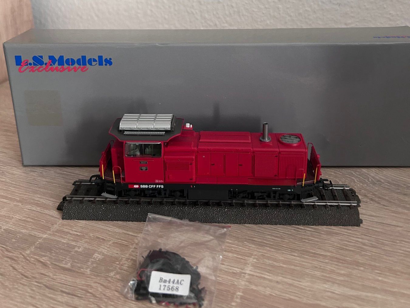 L.S. Models Diesellok Bm 4/4 feuerrot mit Signum und Kamin (Neu und ...