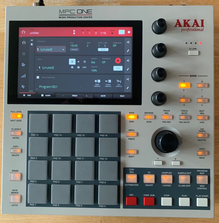 Akai MPC One Retro Edition sehr guter Zustand (Gebraucht) in Hausen am ...