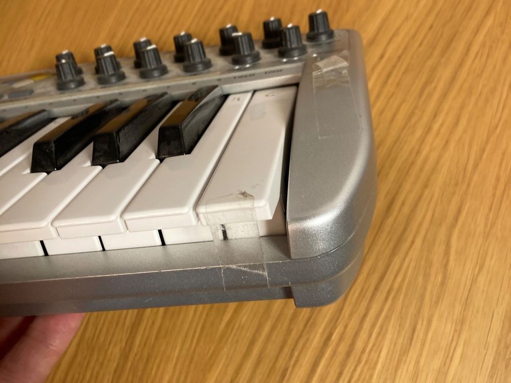 M-Audio Ozone Midi Controller mit USB-Anschluss (Gebraucht) in Zürich für CHF 1 – nur Abholung ...