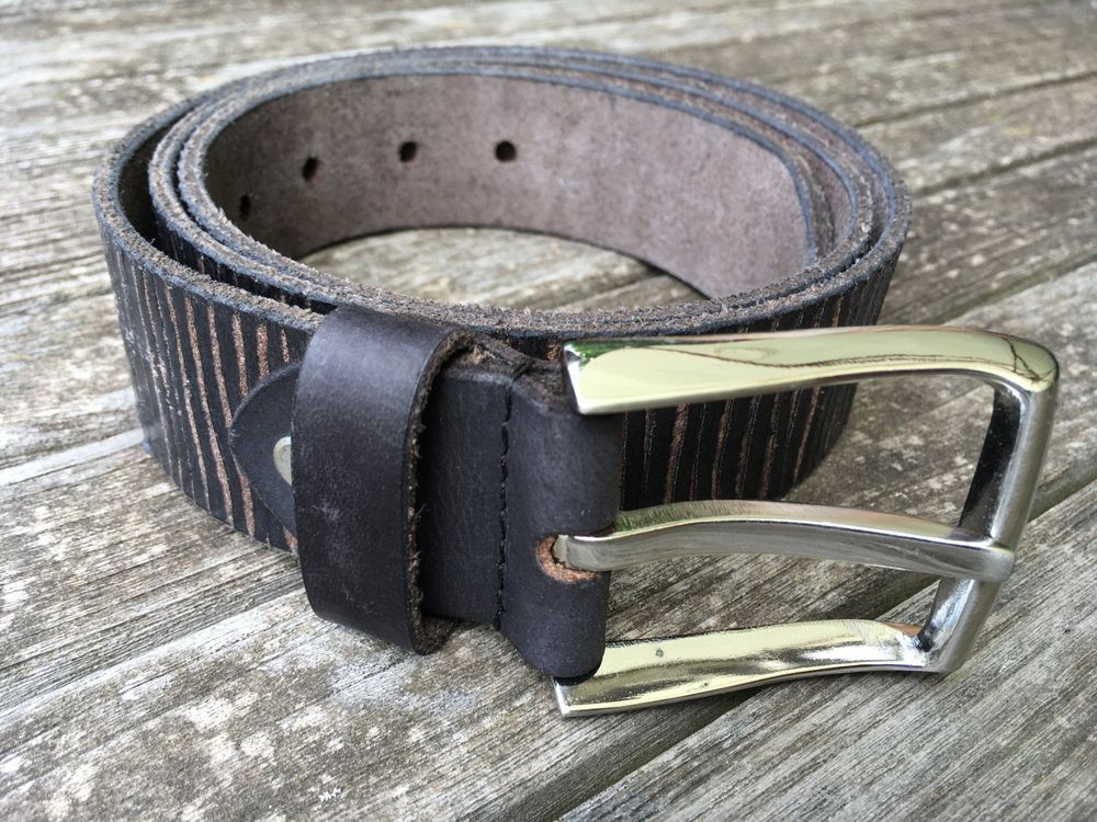 LEDER HERRENGÜRTEL / SCHWARZ MIT STREIFEN 115cm X 3,9cm (Neu und originalverpackt) in Aesch ZH ...