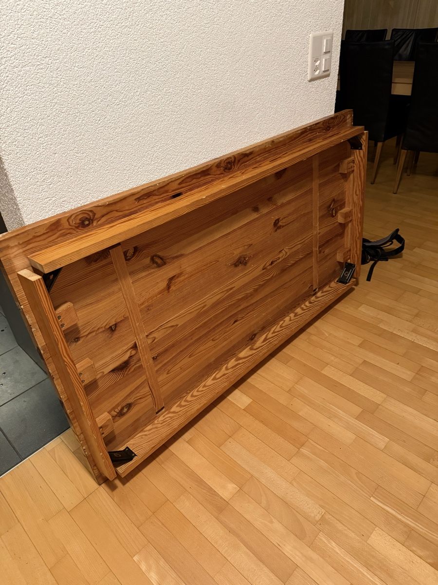 Table à manger en bois massif (D'occasion) à Stäfa pour CHF 1 – retrait ...