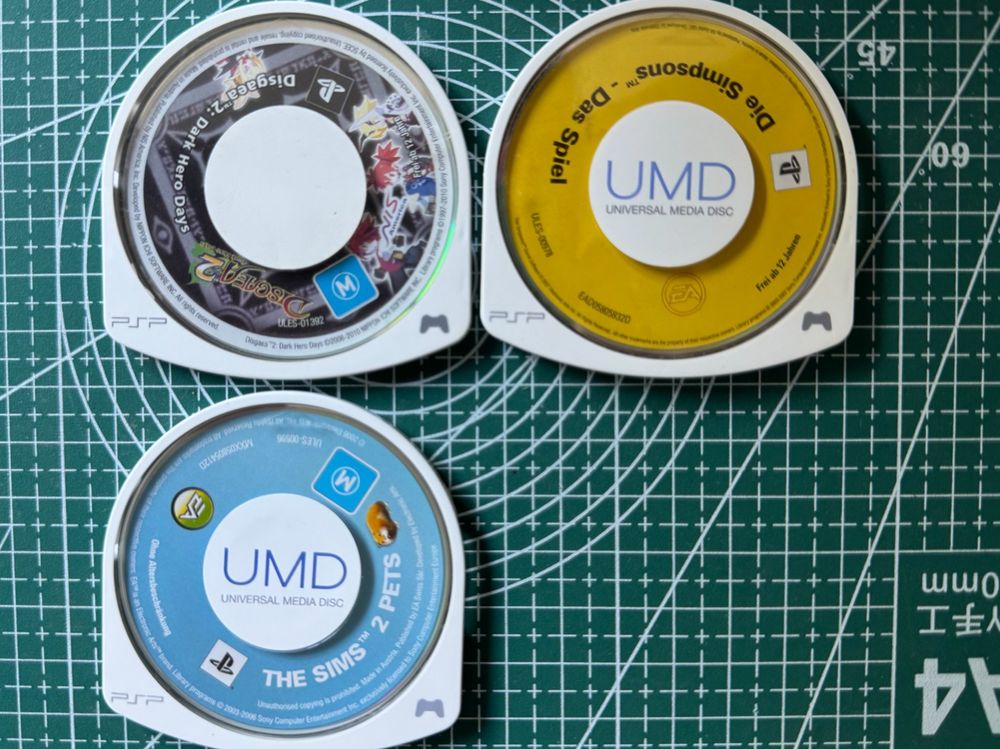PSP Spiele-Bundle – The Simpsons, Disgaea 2 & Sims 2 (UMD) (Gebraucht ...