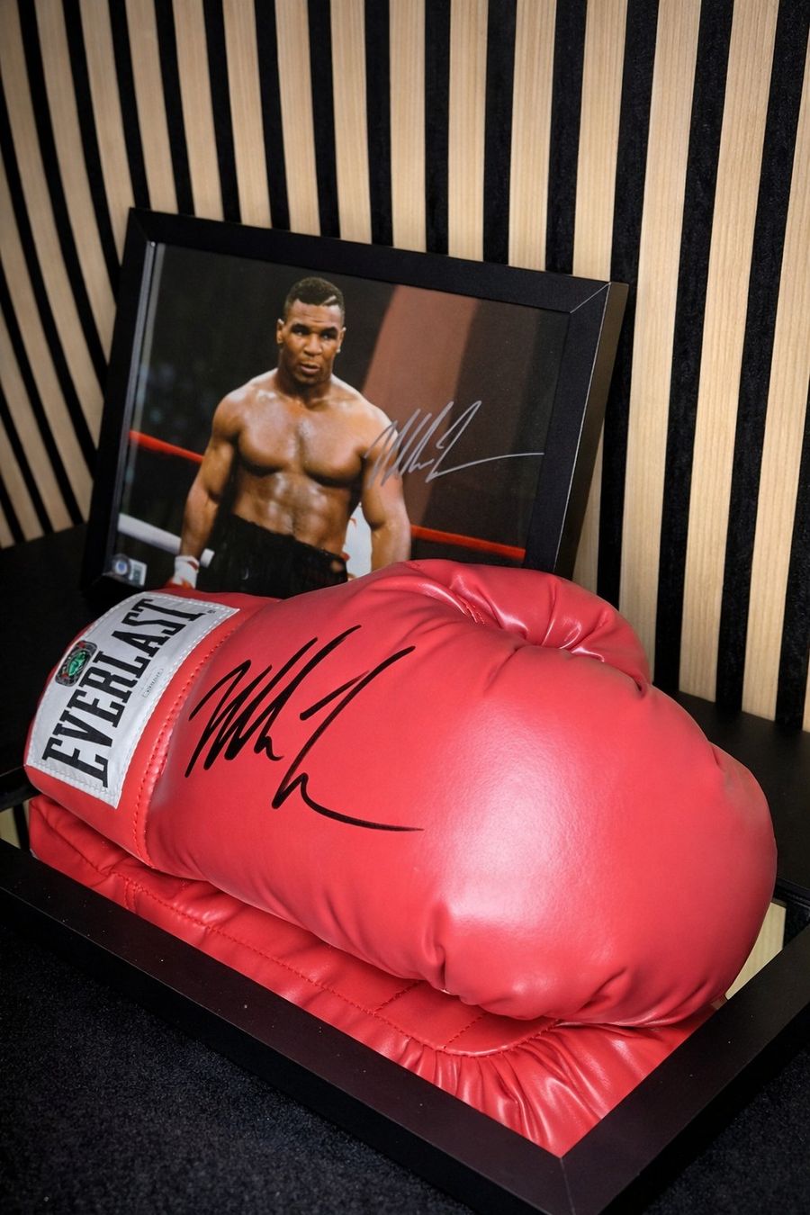 Mike Tyson NEU Handsignierter roter Boxhandschuh mit COA (Neu (gemäss ...