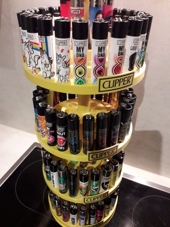 CLIPPER FEUERZEUGE MIT AUSSTELLER (Gebraucht) in Basel für CHF 92 – mit ...