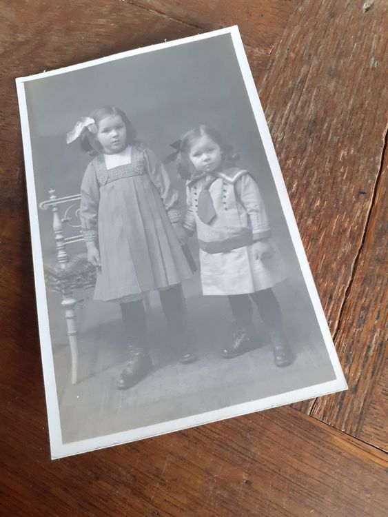 SCHWIIZER CHIND DAZUMAL - 2 SCHWOESCHTERE HAND-in-HAND | Kaufen auf Ricardo