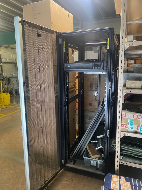 Server Rack mit Zubehör | Kaufen auf Ricardo