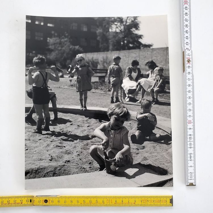 Grosse Wintage SW-Foto Kinder Spielplatz 70er Stempel Nummer | Kaufen ...