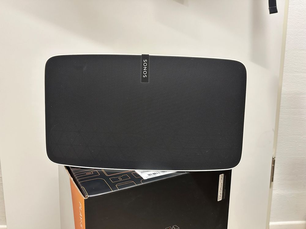 Zwei Sonos Play 5 gen2 inkl. Flexon Bodenständer (Gebraucht) in Zofingen für CHF 449 – nur ...