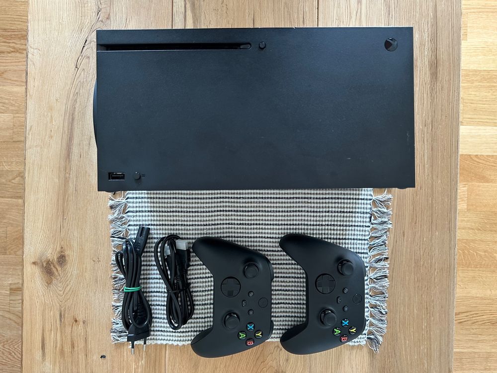 XBOX Series X mit 2 Controller | Kaufen auf Ricardo