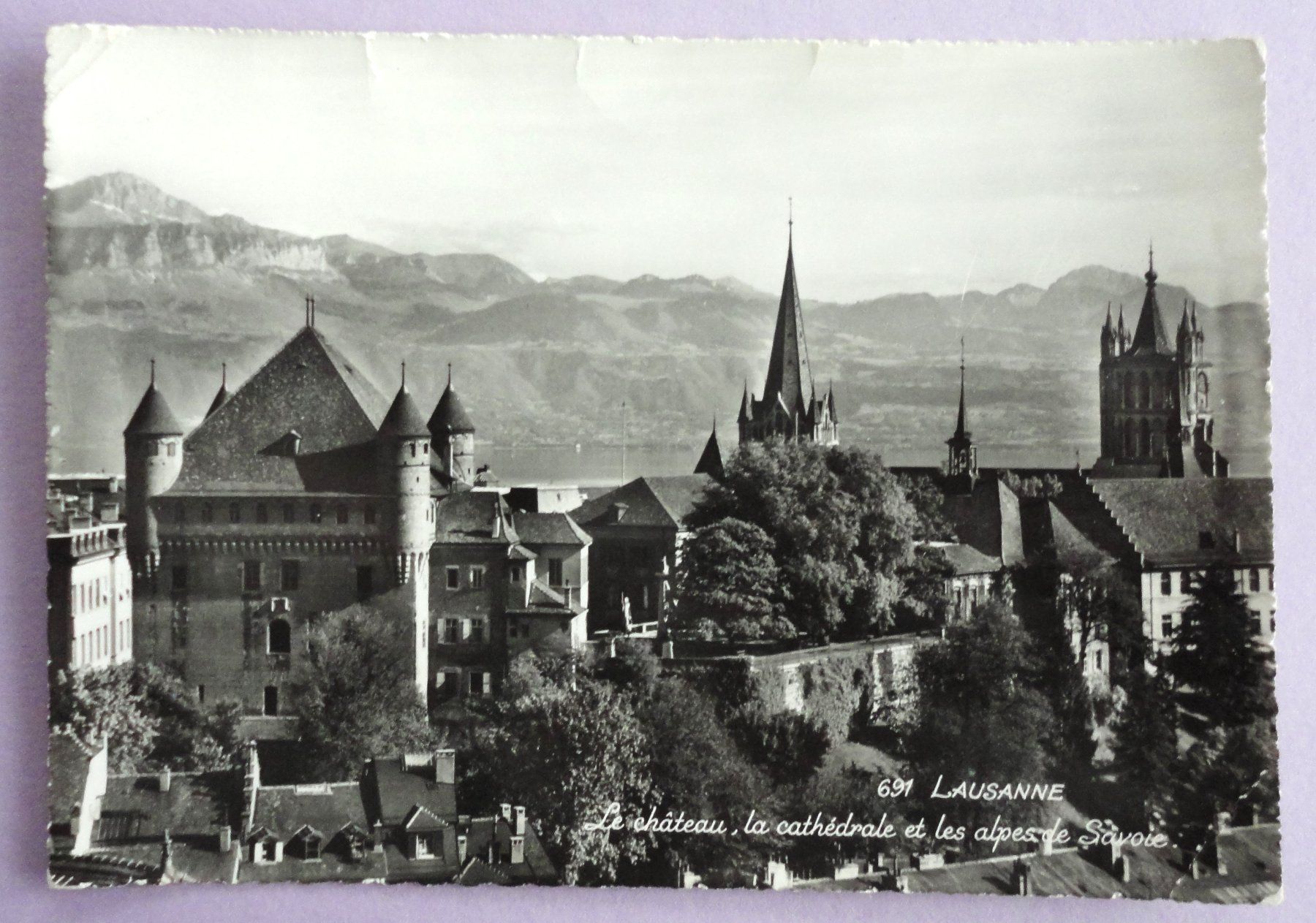 Lausanne, Le château, la cathédrale et les alpes de Savoie (Défectueux ...