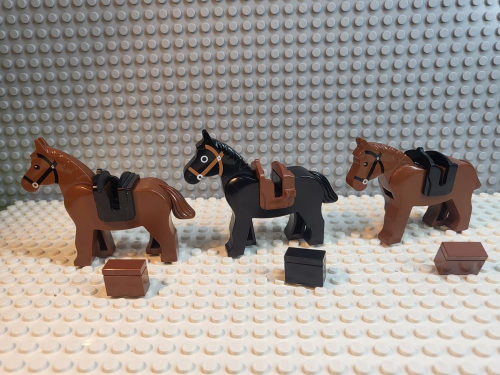 3 Lego - Pferde in braun und schwarz mit Sattel | Kaufen auf Ricardo