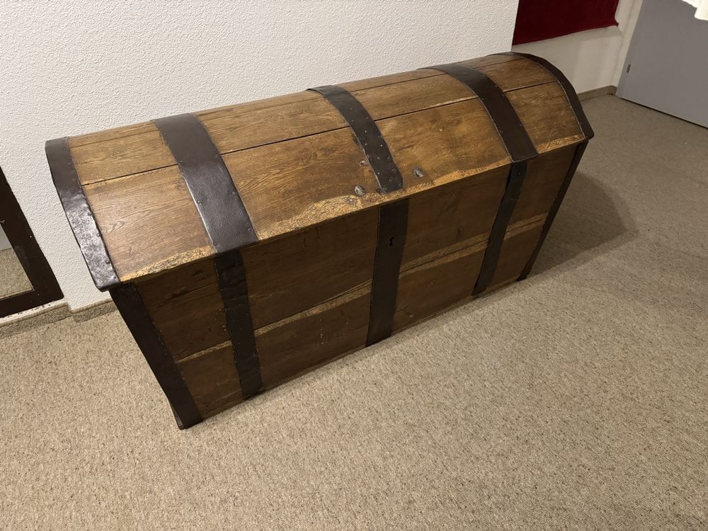 Ancien coffre en bois massif avec ferrures (Gebraucht) in Bévilard für CHF 39 – nur Abholung auf ...