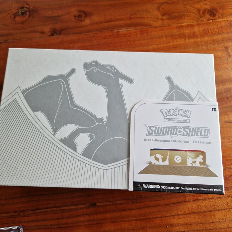 Charizard Ultra Premium Box UPC EN | Kaufen auf Ricardo