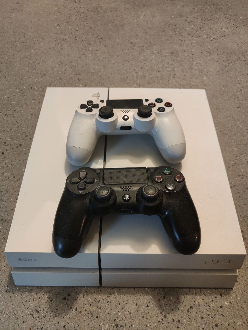 Sony Playstation 4 Weiss mit zwei Dualshock Controllern (Gebraucht) in Bern für CHF 68 – mit ...