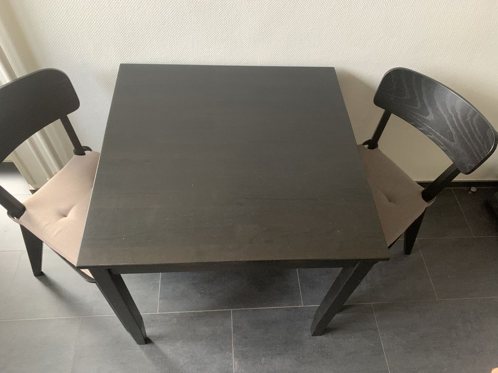 Schwarzer Tisch und zwei Stühle /Table et 2 chaises noires (Gebraucht ...