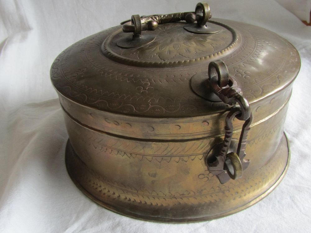 Indian brass box, traditional chapati box, vintage (Gebraucht) in ...