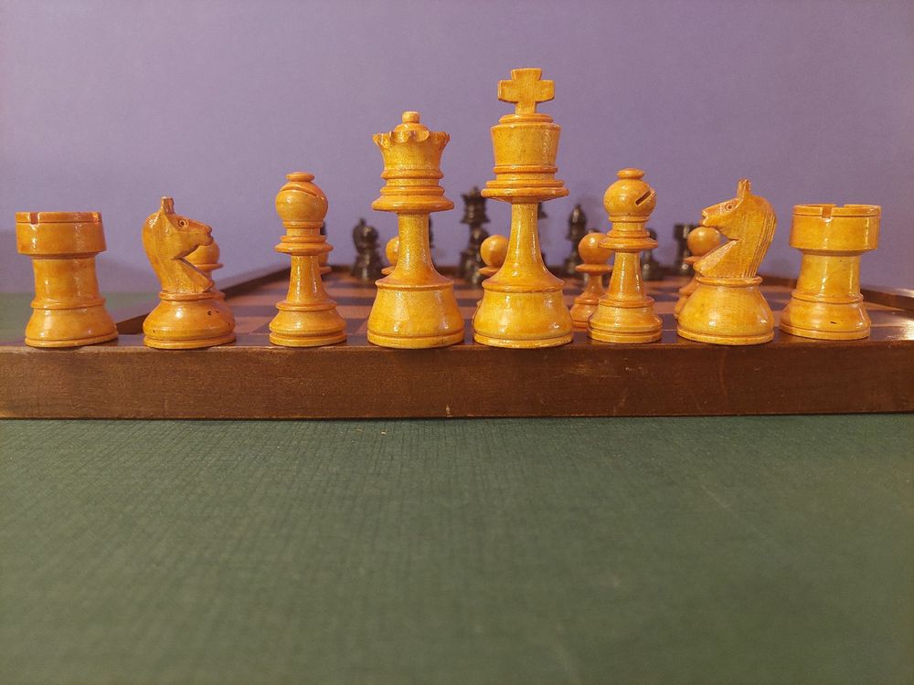 Schach Staunton Figuren mit ebenfalls antikem Brett und Box (Gebraucht ...