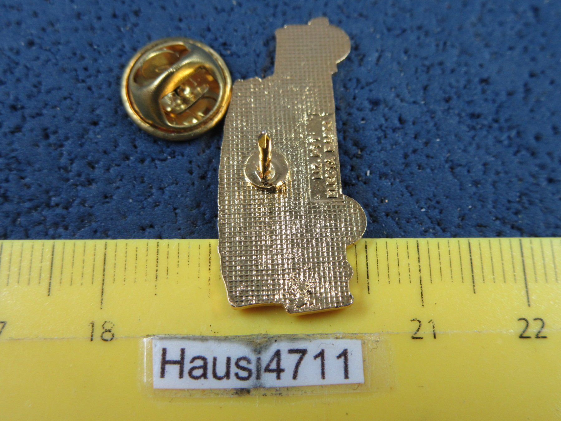 SAURER OLDTIMER POSTAUTO PIN GEPRÄGT GOLDIG 34mm (Gebraucht) in Ettingen für CHF 0.95 – mit ...