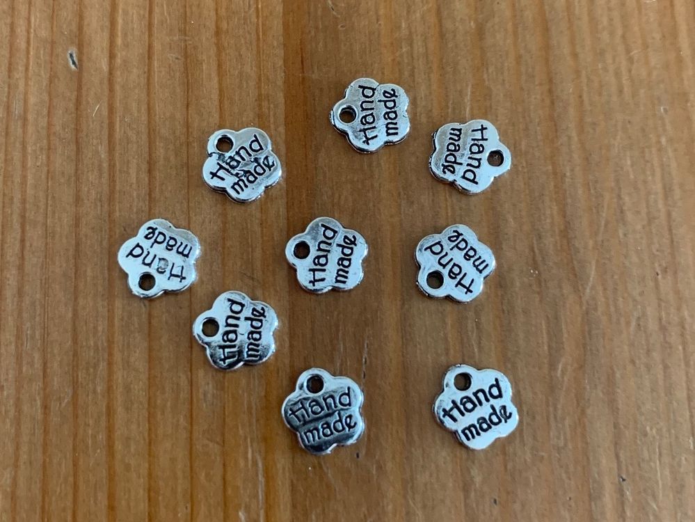 9x Mini Charm " Hand Made " zum Basteln | Kaufen auf Ricardo