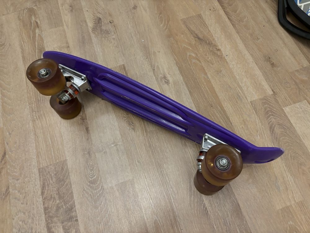 Kleines Rollbrett, violette, leuchtende Räder (Gebraucht) in für CHF 9. ...