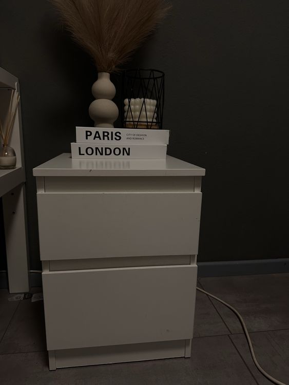 Weisses Nachttischli mit 2 Schubladen - Ideal für jedes Schl (Gebraucht) in Sargans für CHF 15 ...