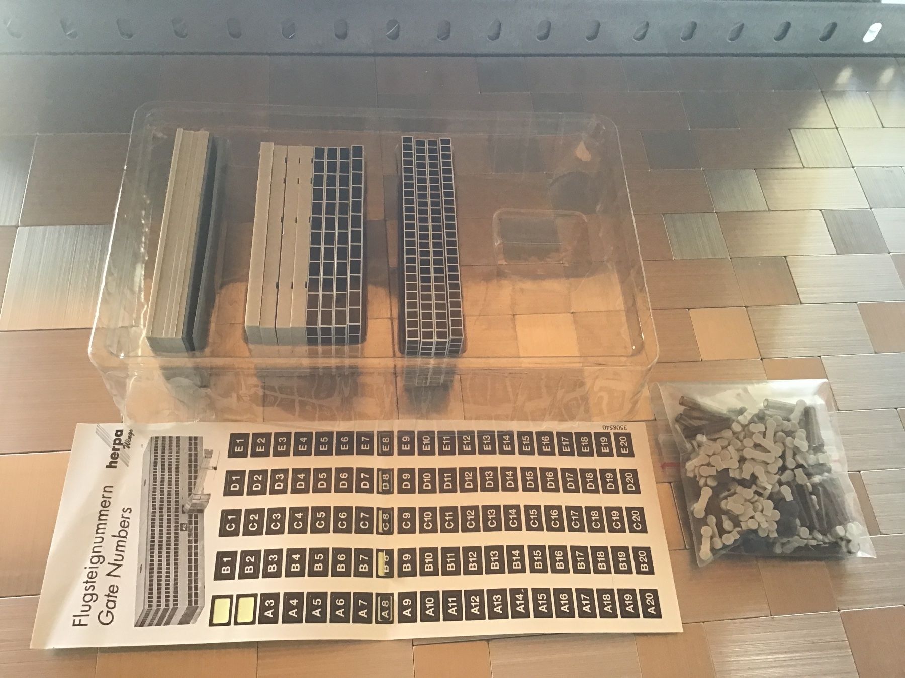 HERPA 2 ABFLUGHALLEN 2 DEPARTURE HALLS 1/500 (Gebraucht) in Männedorf ...