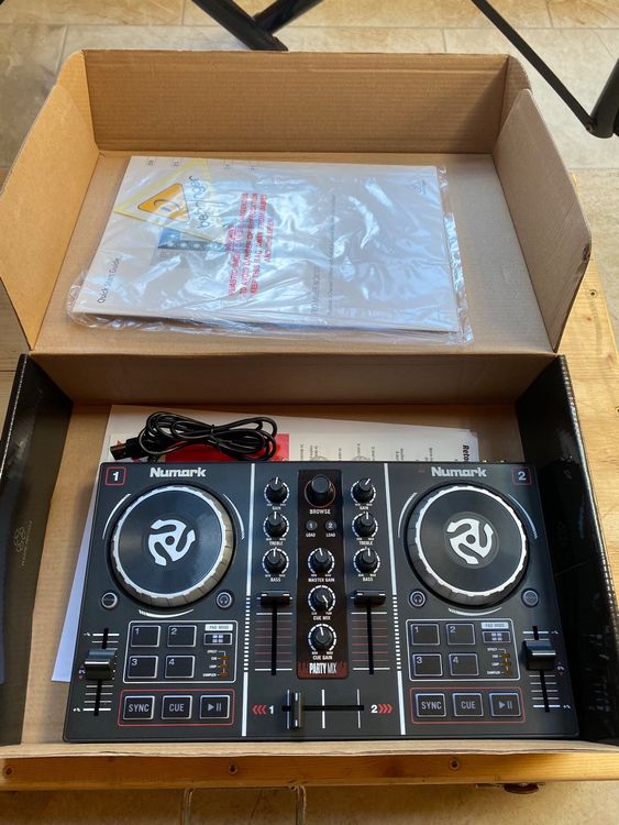 Numark Party Mix DJ Controller with built in light show (Neu (gemäss ...