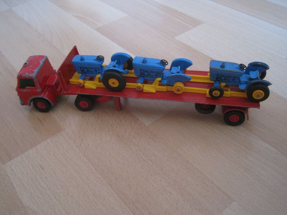 Ford Tractor Tasker Transporter mit 3 Traktoren Matchbox (Gebraucht) in ...