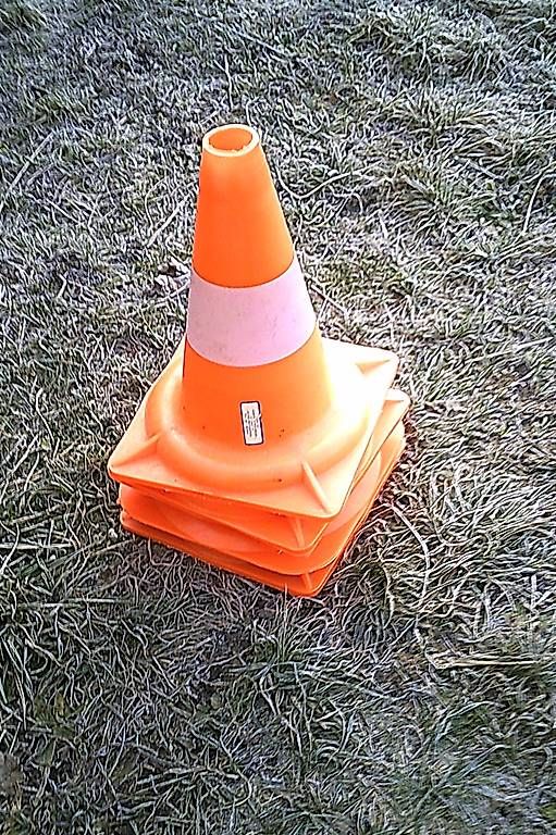 Cônes et triangle de signalisation (D'occasion) à Le Locle pour CHF 39 ...