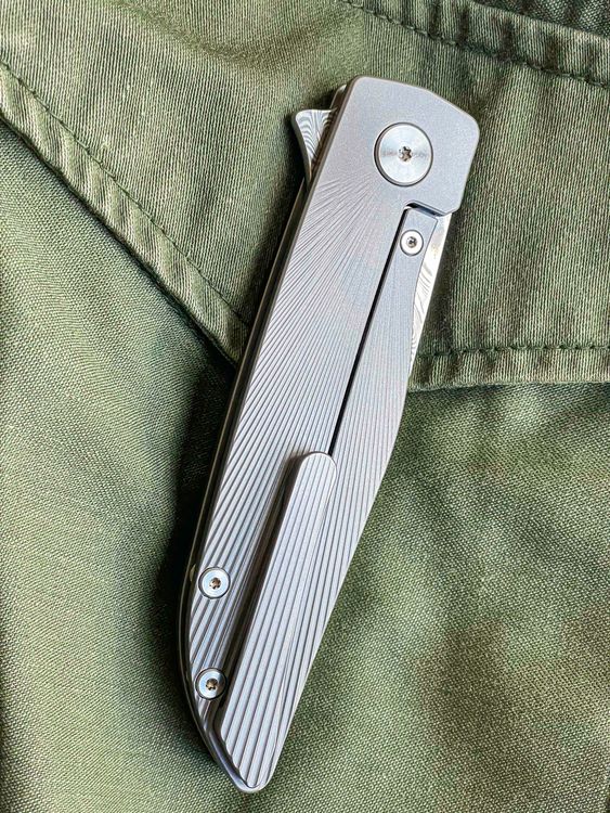 Gentleman-Taschenmesser mit geriffeltem Griff aus Titan | Kaufen auf ...