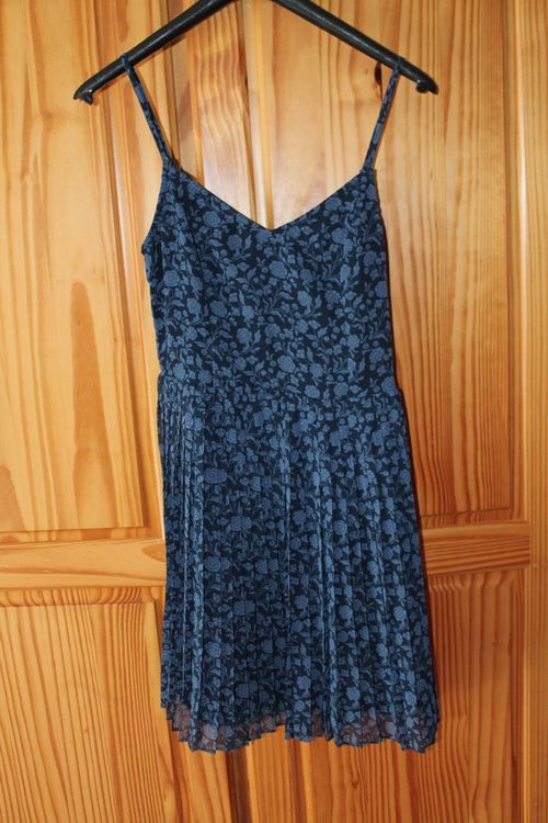 LAST CHANCE Hollister Kleid blau Falten & Blumen Gr. XS/ 34 (Gebraucht ...