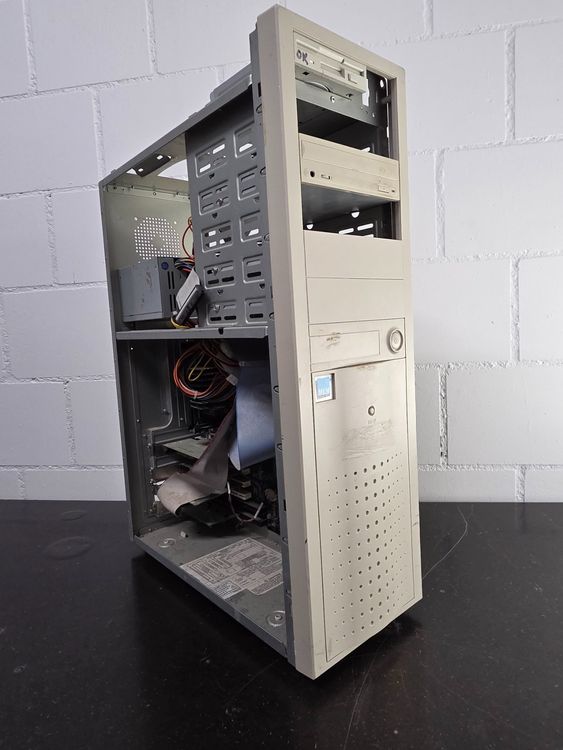 Retro PC Tower mit Intel Pentium II – läuft an! (Gebraucht) in Lausen ...