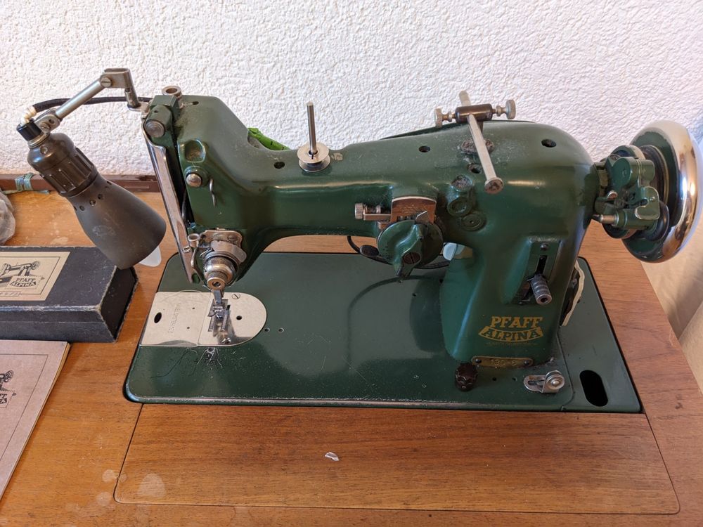 Alte Nähmaschine Pfaff im Möbel (Gebraucht) in Langendorf für CHF 20 ...