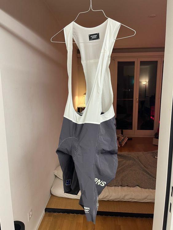 Pas Normal Studios Solitude Logo Bibs - Dark Grey S | Kaufen auf Ricardo