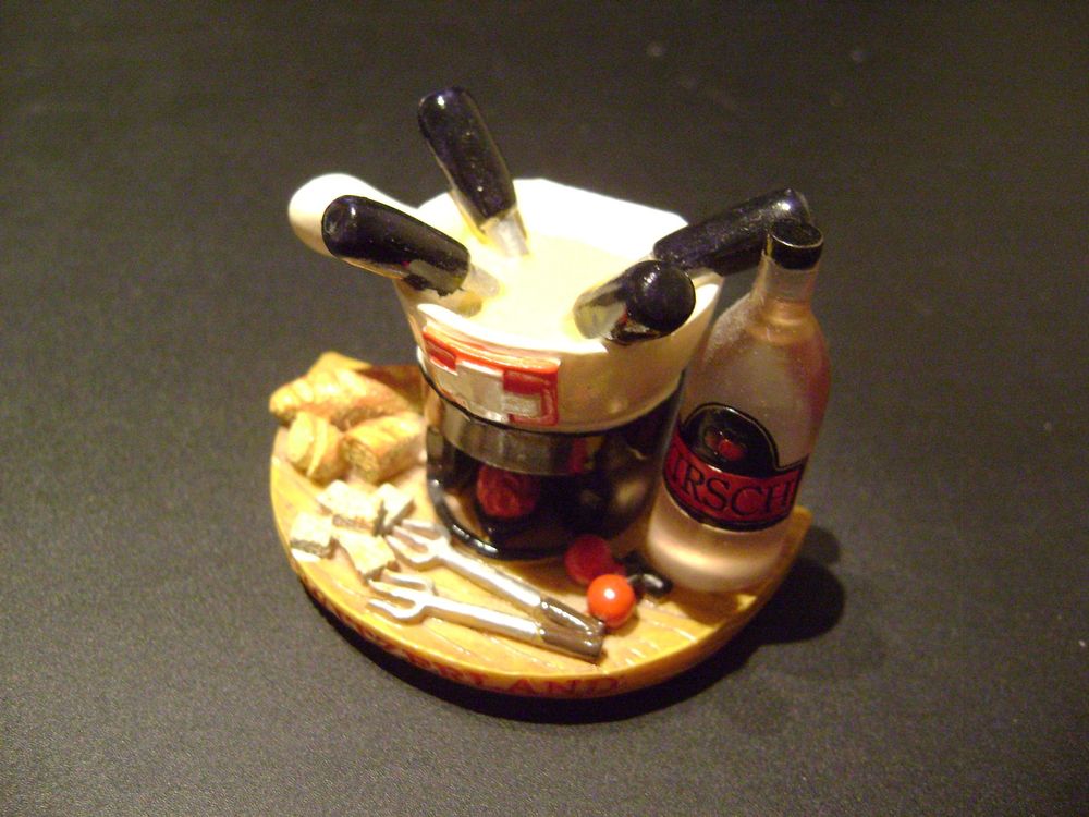 Kühlschrankmagnet "Switzerland" mit Fondue-Pfanne und Kirsch | Kaufen ...