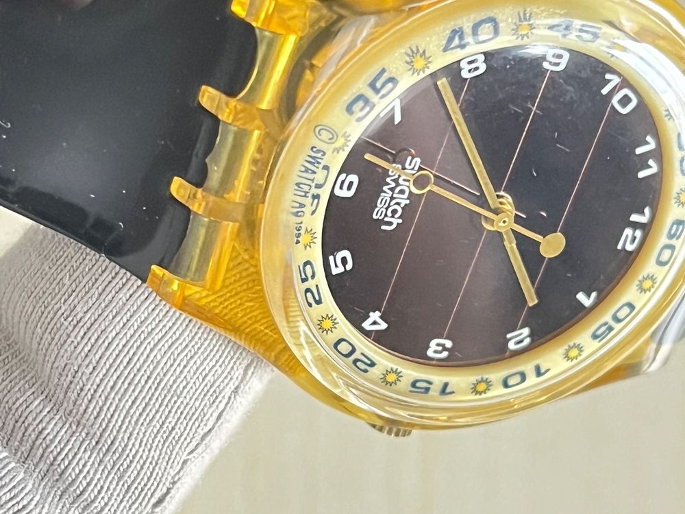 Swatch Solar Uhr, Sammlerstück, Schwarz/Gold (Gebraucht) in Grenchen ...