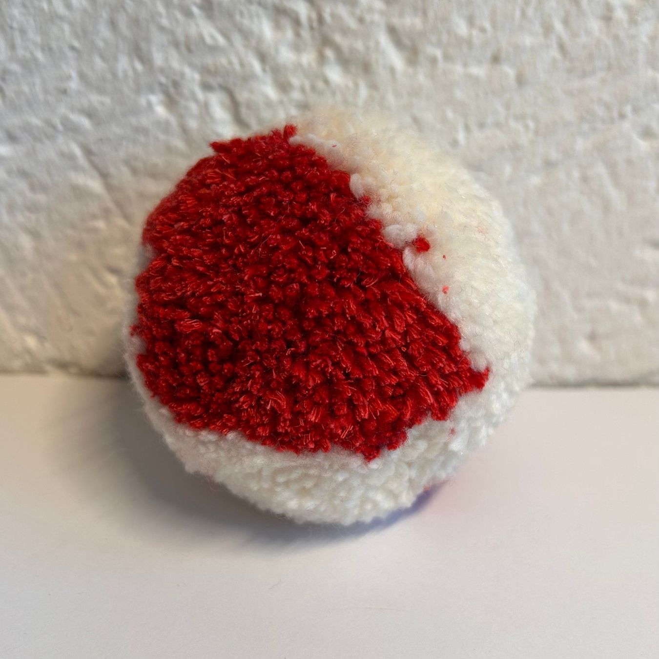 DIY-Pompom aus Wolle (Rot-Weiss) (Gebraucht) in Bern für CHF 3 – mit ...