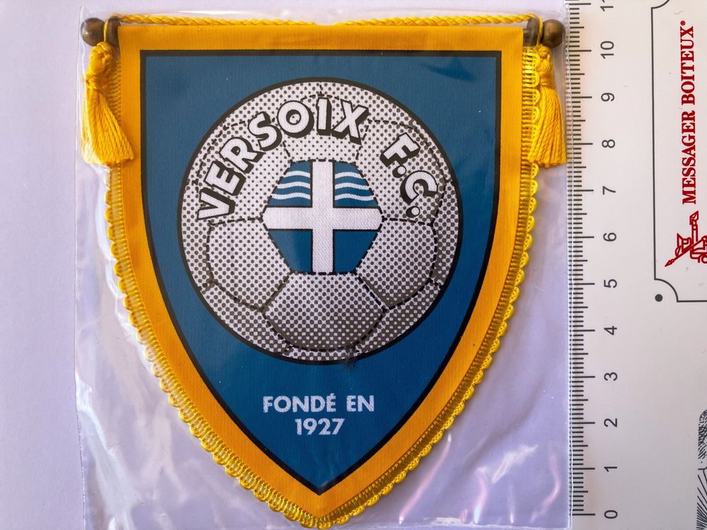 Vintage Fanion/Wimpel FC VERSOIX Fondé en 1927 (Neuf avec emballage d'origine) à Gland pour CHF ...