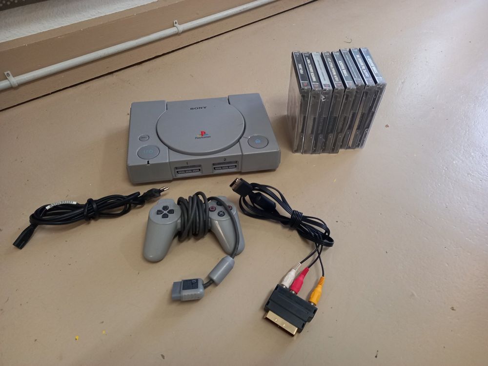 Sony Playstation 1 Console - SCPH-7502 PS1 mit 8 Spielen (Gebraucht) in Prez-vers-Siviriez für ...