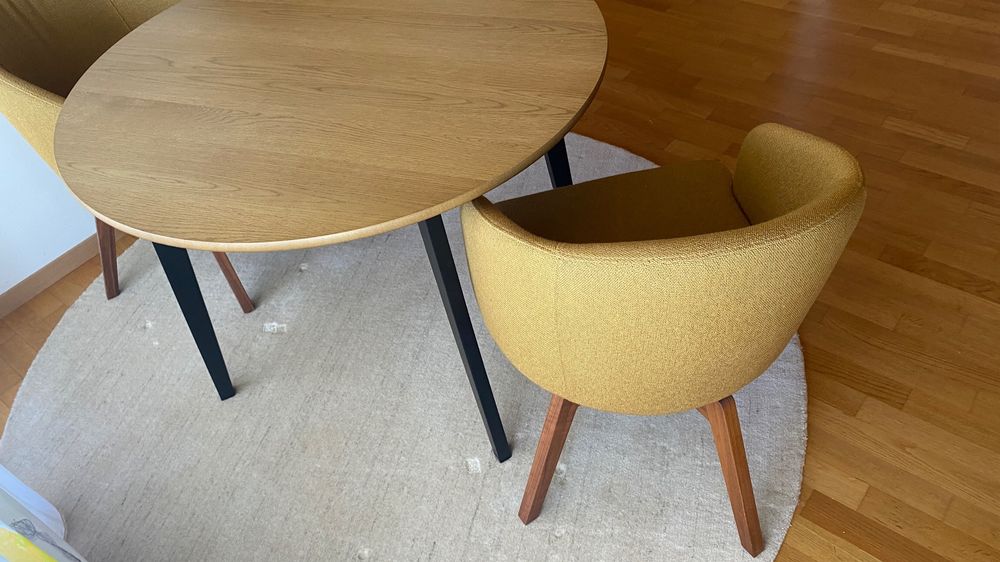 Runder Tisch, 2 Stühle und Teppich (Gebraucht) in Möhlin für CHF 100 ...