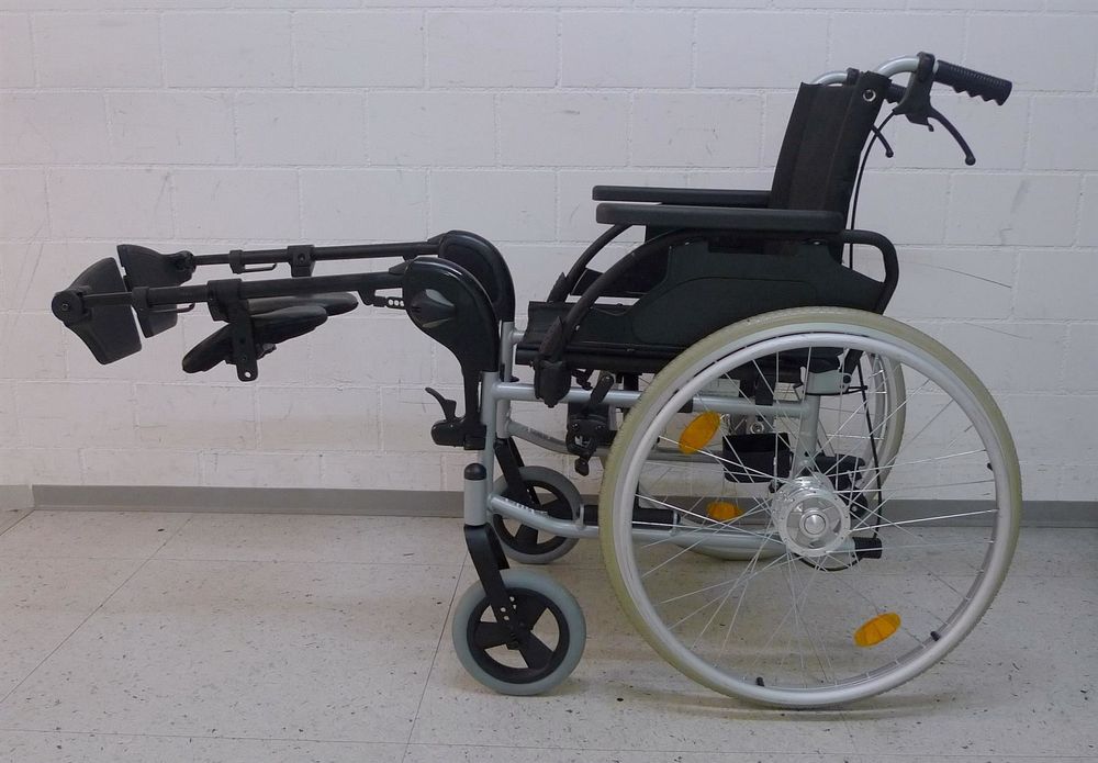 Rollstuhl Spezial SB 45 cm, nur CHF 289 (Gebraucht) in Lengnau für CHF 289 – mit Lieferung auf ...