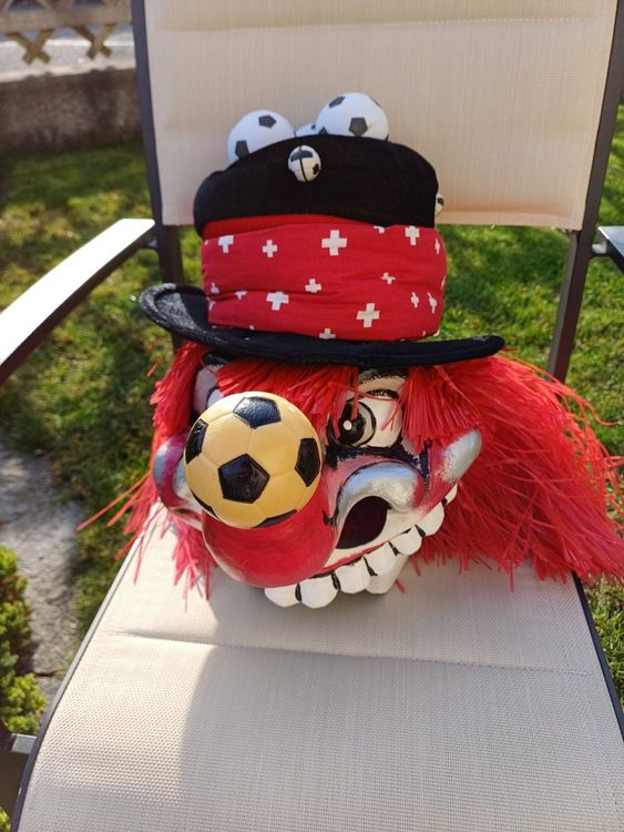 Pfyffer-Fussballschweizer-Larve mit Kostüm (Gebraucht) in Lausen für CHF 50 – nur Abholung auf ...