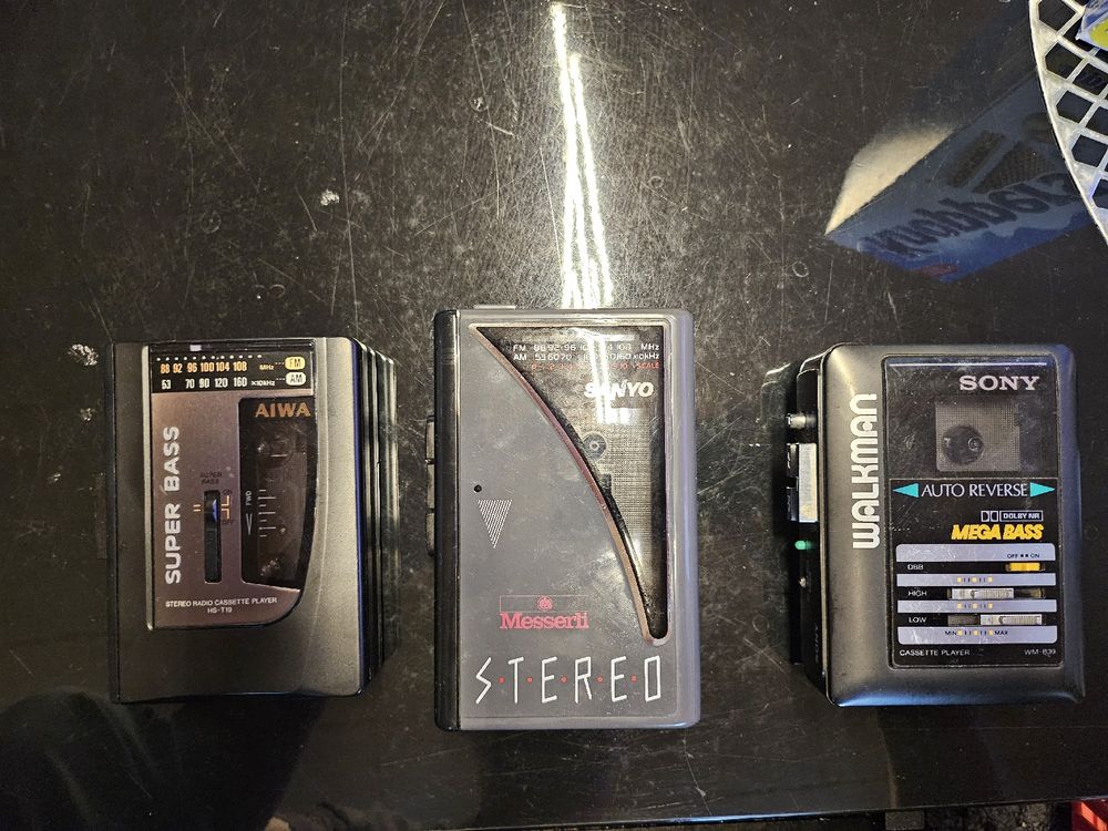 3x Walkman Sony AIWA SANYO aussen Guter Zustand ungeprüft (Defekt) in ...