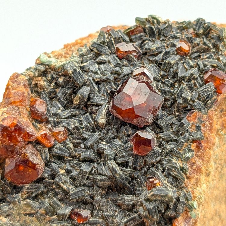 HESSONIT Roter GRANAT mit CLINOCHLOR, Italien (Nuovo (secondo la ...