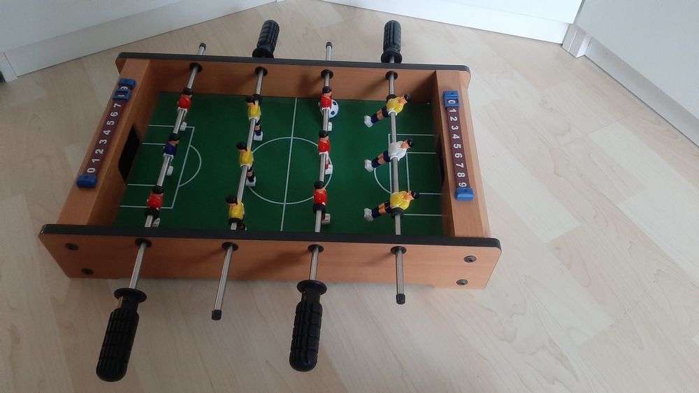 Tischfußball: Mini-Tischkicker in massiver Holz-Qualität (Gebraucht) in ...