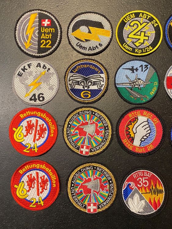 24 BADGES UNIFORM ARMÉE SUISSE SCHWEIZER SOLDAT MILITÄR (Gebraucht) in ...