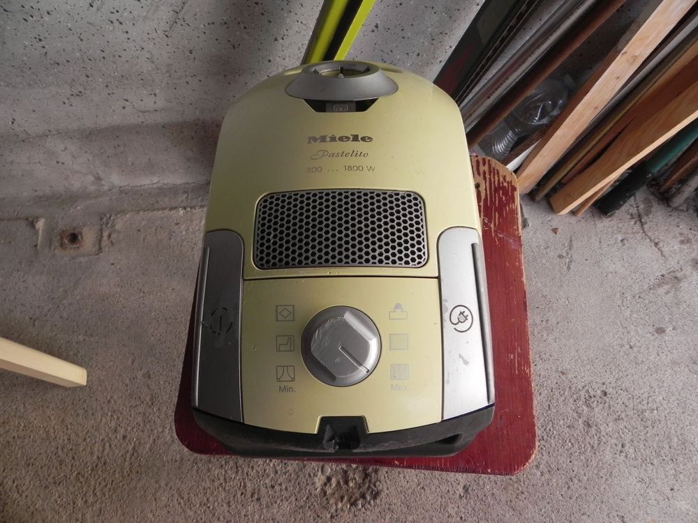 ASPIRATEUR MIELE PASTELITO MOD. S 4210 (Defekt) in La chaux-de-fonds ...